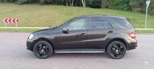 Black Mercedes-Benz ML 350 2010 in Alytus, with an engine capacity of 3.00 L and mileage of 343 thousand km for 7850 €, photo 4 on AUTOMOTO.COM.LV