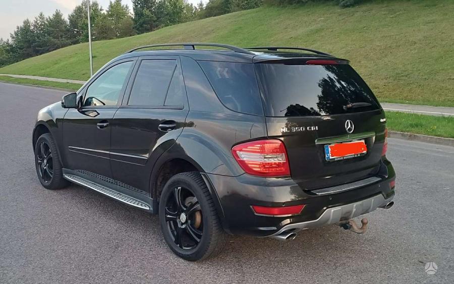 Black Mercedes-Benz ML 350 2010 in Alytus, with an engine capacity of 3.00 L and mileage of 343 thousand km for 7850 €, photo 5 on AUTOMOTO.COM.LV