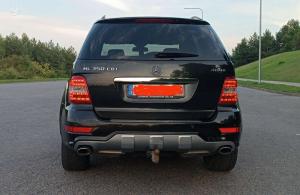 Black Mercedes-Benz ML 350 2010 in Alytus, with an engine capacity of 3.00 L and mileage of 343 thousand km for 7850 €, photo 6 on AUTOMOTO.COM.LV