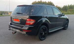 Black Mercedes-Benz ML 350 2010 in Alytus, with an engine capacity of 3.00 L and mileage of 343 thousand km for 7850 €, photo 7 on AUTOMOTO.COM.LV