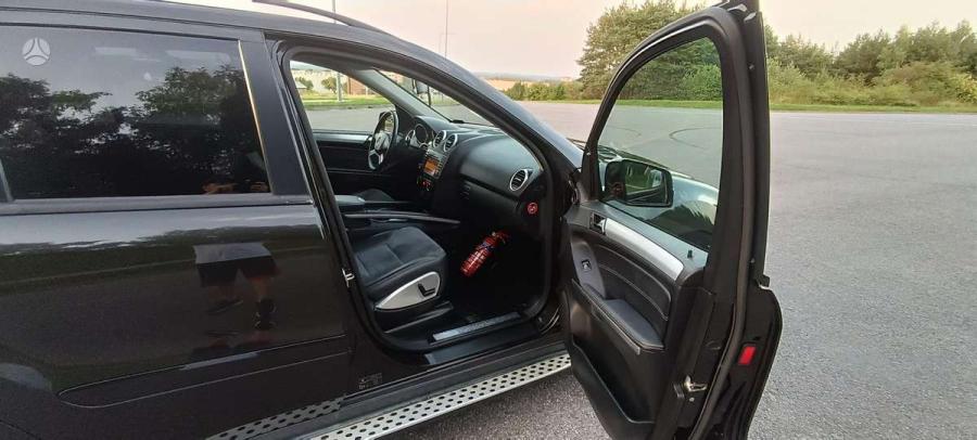 Black Mercedes-Benz ML 350 2010 in Alytus, with an engine capacity of 3.00 L and mileage of 343 thousand km for 7850 €, photo 17 on AUTOMOTO.COM.LV