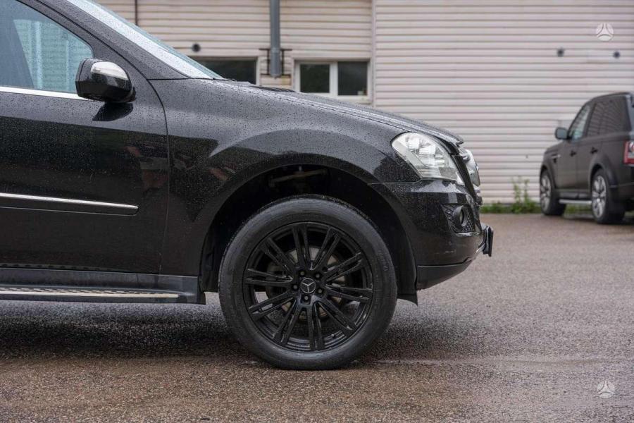 Melns Mercedes-Benz ML 350 2010 Viļņa, ar dzinēja tilpumu 2.99 L un nobraukumu 360 tūkst. km par 7990 €, foto 5 vietnē AUTOMOTO.COM.LV