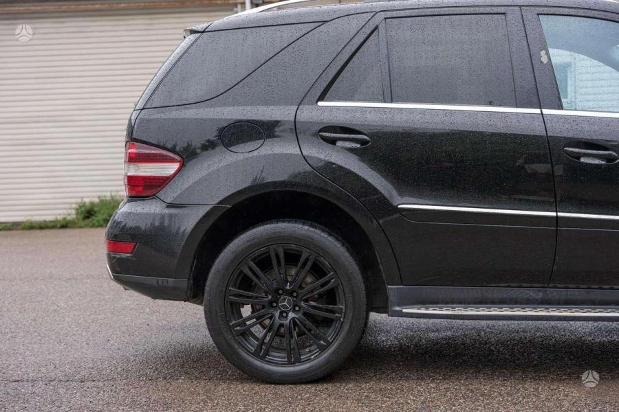 Melns Mercedes-Benz ML 350 2010 Viļņa, ar dzinēja tilpumu 2.99 L un nobraukumu 360 tūkst. km par 7990 €, foto 6 vietnē AUTOMOTO.COM.LV