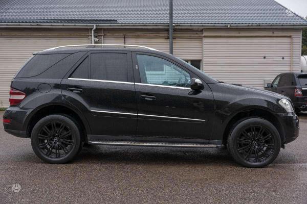Melns Mercedes-Benz ML 350 2010 Viļņa, ar dzinēja tilpumu 2.99 L un nobraukumu 360 tūkst. km par 7990 €, foto 7 vietnē AUTOMOTO.COM.LV