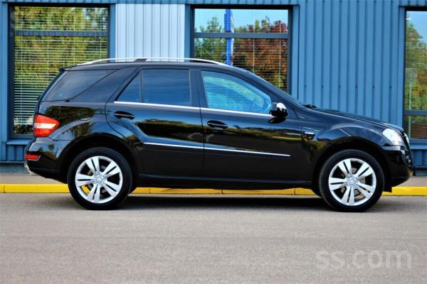 Black Mercedes-Benz ML 350 2010 in Riga, with an engine capacity of 3.00 L and mileage of 262 thousand km for 8990 €, photo 7 on AUTOMOTO.COM.LV