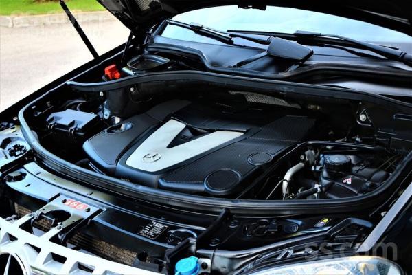 Black Mercedes-Benz ML 350 2010 in Riga, with an engine capacity of 3.00 L and mileage of 262 thousand km for 8990 €, photo 9 on AUTOMOTO.COM.LV