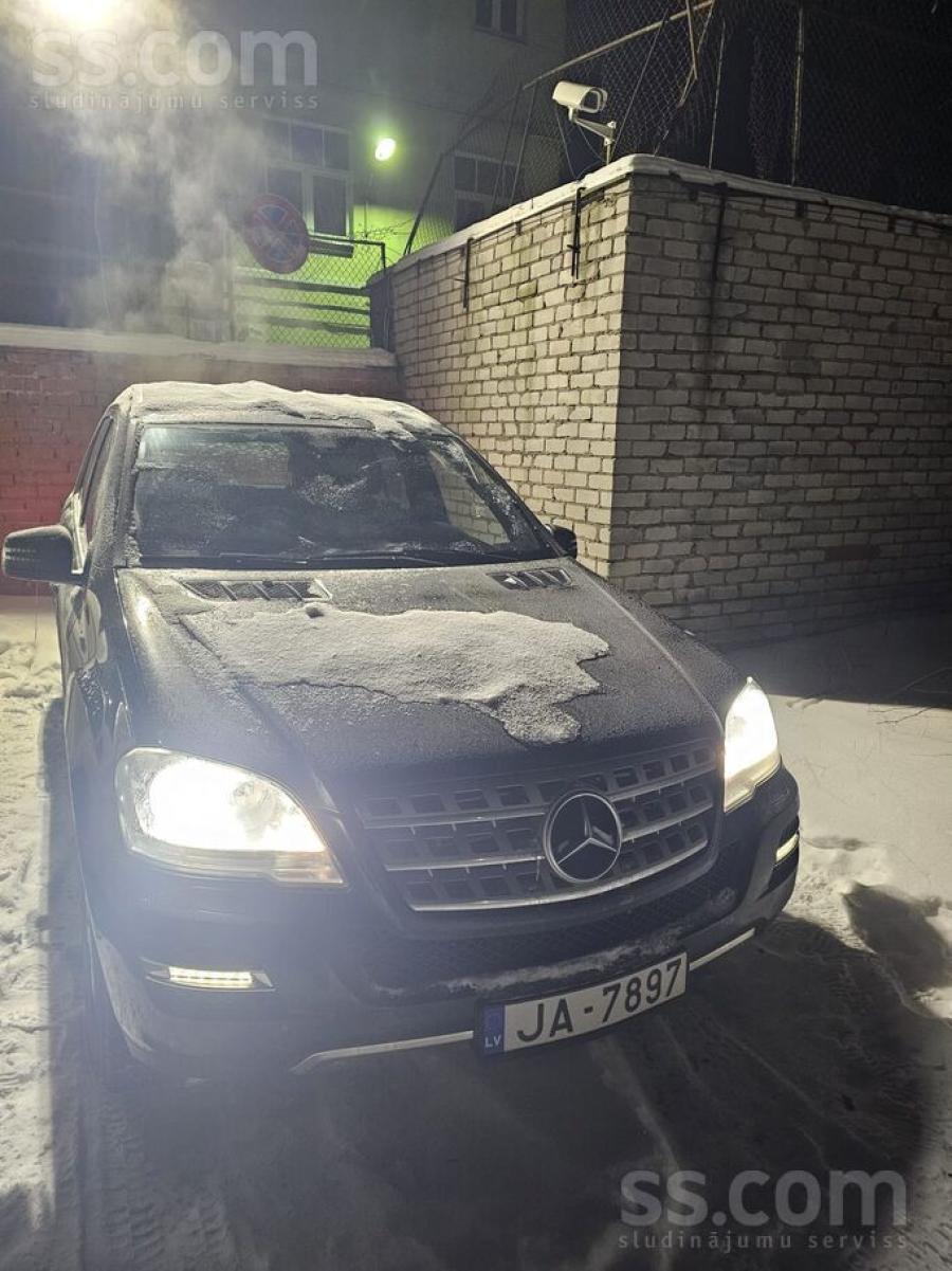Melns Mercedes-Benz ML 350 2011 Rīga, ar dzinēja tilpumu 3.00 L un nobraukumu 171 tūkst. km par 9200 €, foto 1 vietnē AUTOMOTO.COM.LV