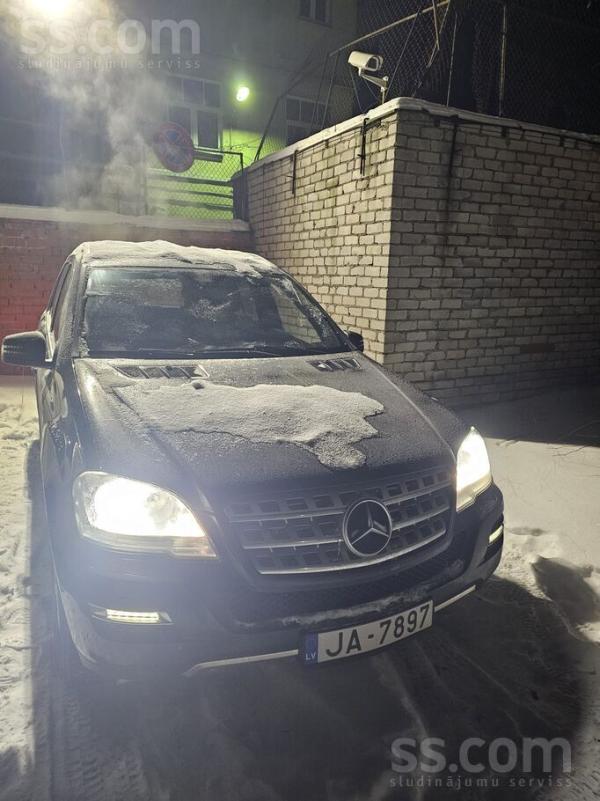 Melns Mercedes-Benz ML 350 2011 Rīga, ar dzinēja tilpumu 3.00 L un nobraukumu 171 tūkst. km par 12000 €, foto 1 vietnē AUTOMOTO.COM.LV