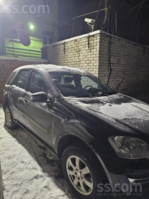 Melns Mercedes-Benz ML 350 2011 Rīga, ar dzinēja tilpumu 3.00 L un nobraukumu 171 tūkst. km par 12000 €, foto 2 vietnē AUTOMOTO.COM.LV