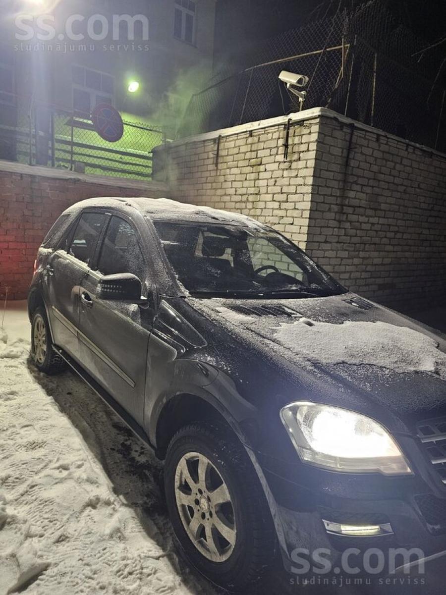 Melns Mercedes-Benz ML 350 2011 Rīga, ar dzinēja tilpumu 3.00 L un nobraukumu 171 tūkst. km par 12000 €, foto 7 vietnē AUTOMOTO.COM.LV