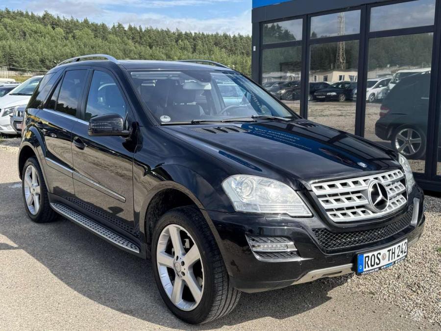 Black Mercedes-Benz ML 350 2011 in Vilnius, with an engine capacity of 3.00 L and mileage of 264 thousand km for 8950 €, photo 3 on AUTOMOTO.COM.LV