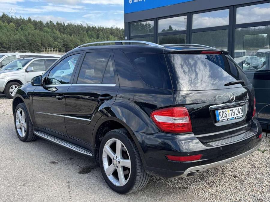 Black Mercedes-Benz ML 350 2011 in Vilnius, with an engine capacity of 3.00 L and mileage of 264 thousand km for 8950 €, photo 4 on AUTOMOTO.COM.LV
