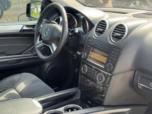 Black Mercedes-Benz ML 350 2011 in Vilnius, with an engine capacity of 3.00 L and mileage of 264 thousand km for 8950 €, photo 12 on AUTOMOTO.COM.LV
