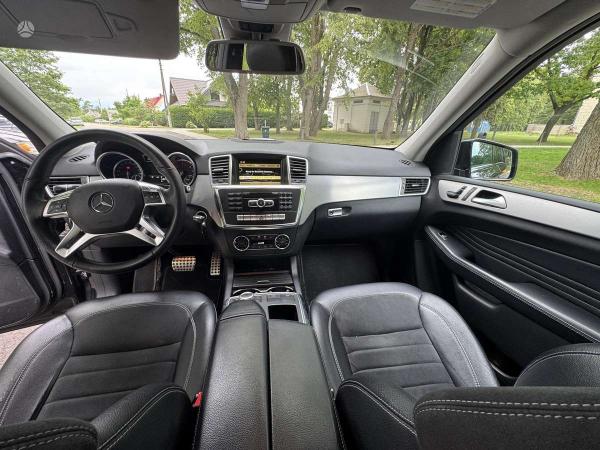 Black Mercedes-Benz ML 350 2011 in Kaunas, with an engine capacity of 2.99 L and mileage of 342 thousand km for 14700 €, photo 6 on AUTOMOTO.COM.LV