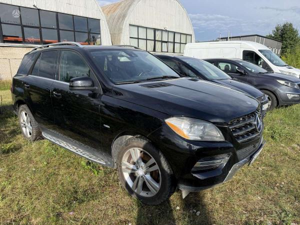 Melns Mercedes-Benz ML 350 2011 Viļņa, ar dzinēja tilpumu 3.50 L un nobraukumu 175 tūkst. km par 6500 €, foto 1 vietnē AUTOMOTO.COM.LV