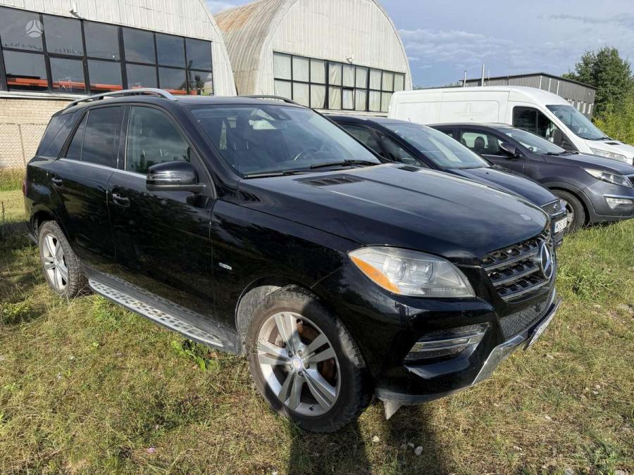 Melns Mercedes-Benz ML 350 2011 Viļņa, ar dzinēja tilpumu 3.50 L un nobraukumu 175 tūkst. km par 6500 €, foto 1 vietnē AUTOMOTO.COM.LV
