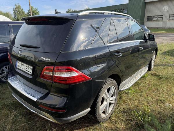 Melns Mercedes-Benz ML 350 2011 Viļņa, ar dzinēja tilpumu 3.50 L un nobraukumu 175 tūkst. km par 6500 €, foto 5 vietnē AUTOMOTO.COM.LV