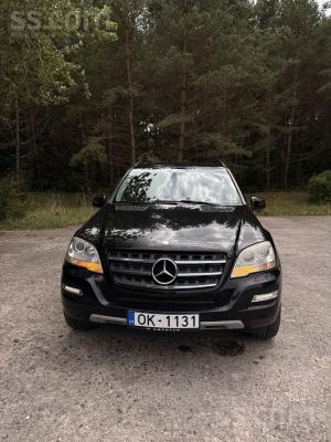 Melns Mercedes-Benz ML 350 2011 Liepāja, ar dzinēja tilpumu 3.00 L un nobraukumu 190 tūkst. km par 11500 €, foto  vietnē AUTOMOTO.COM.LV