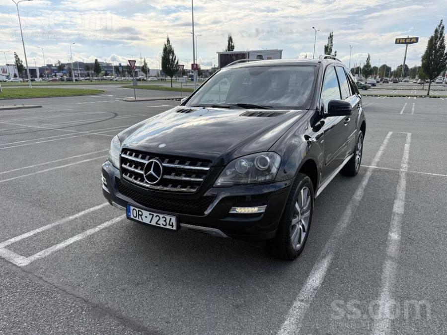 Black Mercedes-Benz ML 350 2011 in Riga, with an engine capacity of 3.00 L and mileage of 310 thousand km for 8200 €, photo 3 on AUTOMOTO.COM.LV