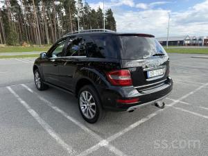 Black Mercedes-Benz ML 350 2011 in Riga, with an engine capacity of 3.00 L and mileage of 310 thousand km for 8200 €, photo 4 on AUTOMOTO.COM.LV
