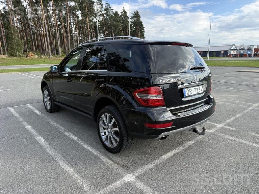 Black Mercedes-Benz ML 350 2011 in Riga, with an engine capacity of 3.00 L and mileage of 310 thousand km for 8200 €, photo 4 on AUTOMOTO.COM.LV