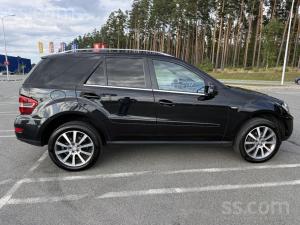 Black Mercedes-Benz ML 350 2011 in Riga, with an engine capacity of 3.00 L and mileage of 310 thousand km for 8200 €, photo 5 on AUTOMOTO.COM.LV