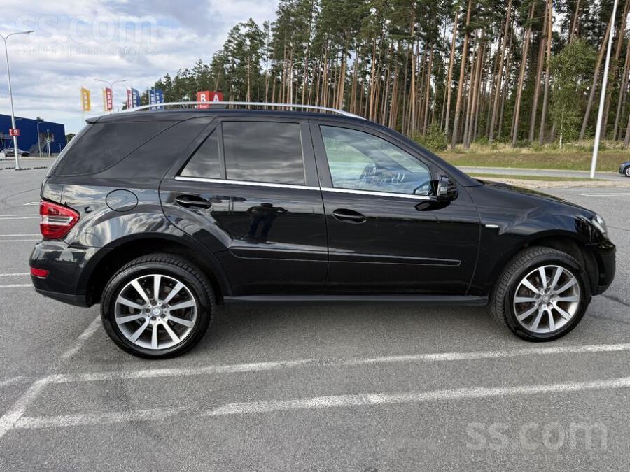 Black Mercedes-Benz ML 350 2011 in Riga, with an engine capacity of 3.00 L and mileage of 310 thousand km for 8200 €, photo 5 on AUTOMOTO.COM.LV