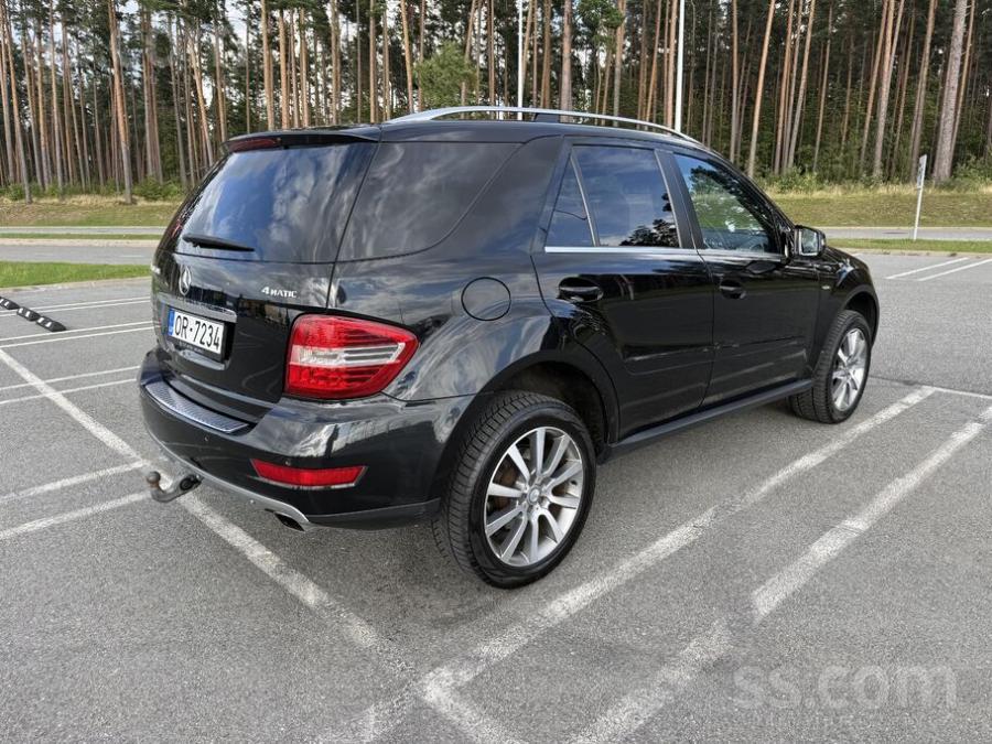 Black Mercedes-Benz ML 350 2011 in Riga, with an engine capacity of 3.00 L and mileage of 310 thousand km for 8200 €, photo 7 on AUTOMOTO.COM.LV