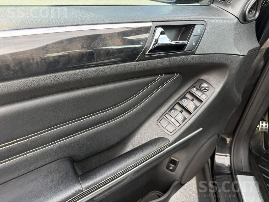 Black Mercedes-Benz ML 350 2011 in Riga, with an engine capacity of 3.00 L and mileage of 310 thousand km for 8200 €, photo 15 on AUTOMOTO.COM.LV