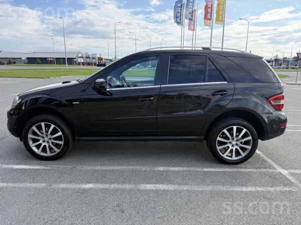 Melns Mercedes-Benz ML 350 2011 Rīga, ar dzinēja tilpumu 3.00 L un nobraukumu 310 tūkst. km par 8200 €, foto 1 vietnē AUTOMOTO.COM.LV