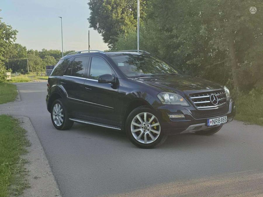 Melns Mercedes-Benz ML 350 2011 Raseiniai, ar dzinēja tilpumu 2.99 L un nobraukumu 218 tūkst. km par 8300 €, foto 4 vietnē AUTOMOTO.COM.LV