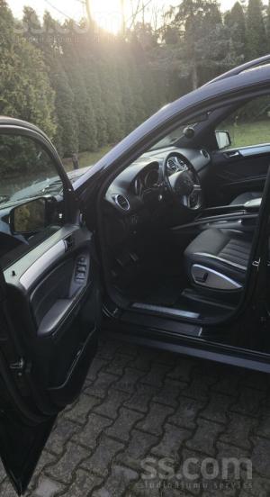 Black Mercedes-Benz ML 350 2011 in Riga, with an engine capacity of 3.00 L and mileage of 284 thousand km for 7700 €, photo 3 on AUTOMOTO.COM.LV