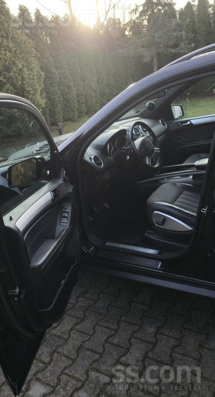 Black Mercedes-Benz ML 350 2011 in Riga, with an engine capacity of 3.00 L and mileage of 284 thousand km for 7700 €, photo 3 on AUTOMOTO.COM.LV