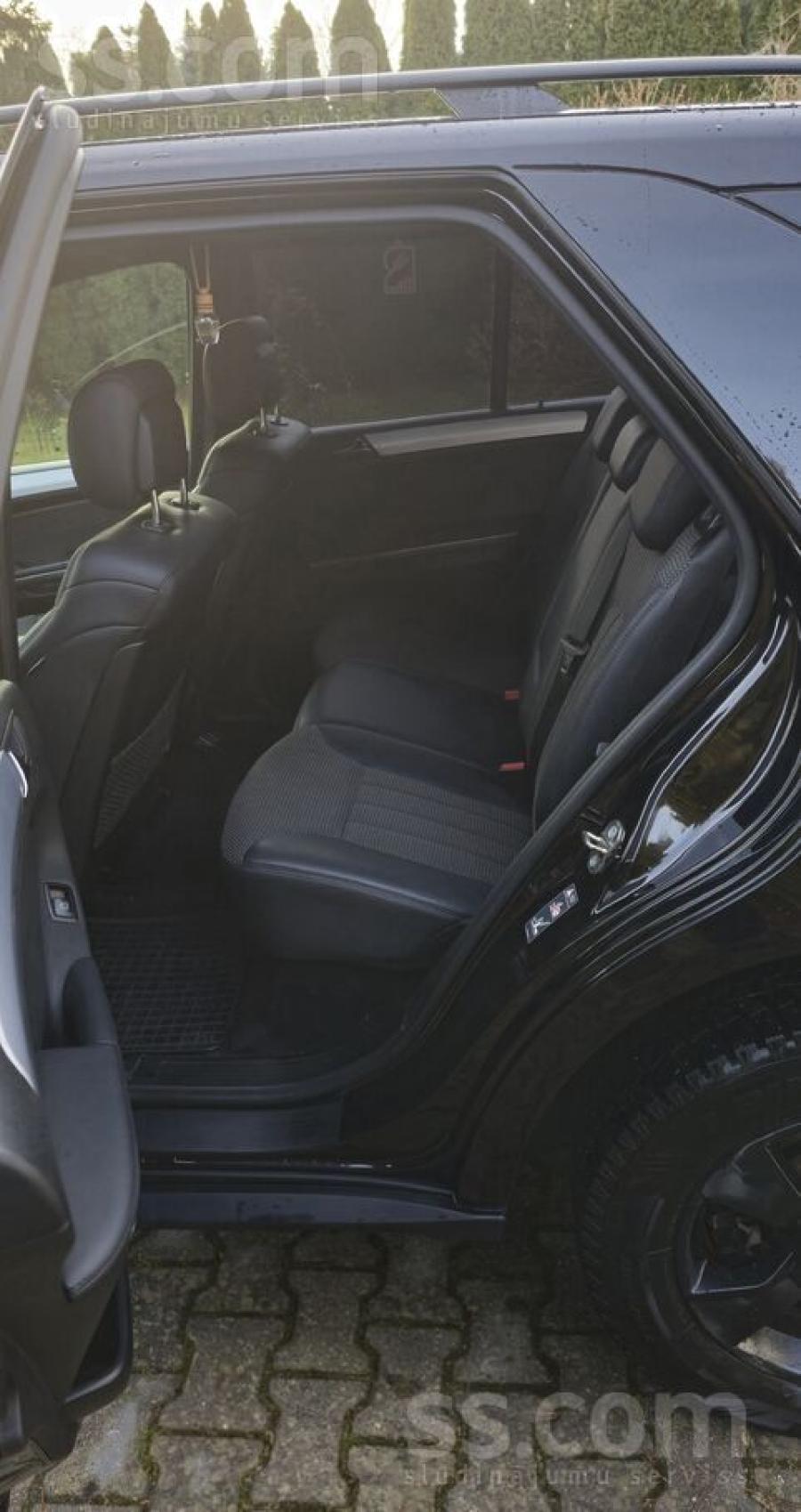 Black Mercedes-Benz ML 350 2011 in Riga, with an engine capacity of 3.00 L and mileage of 284 thousand km for 7700 €, photo 5 on AUTOMOTO.COM.LV