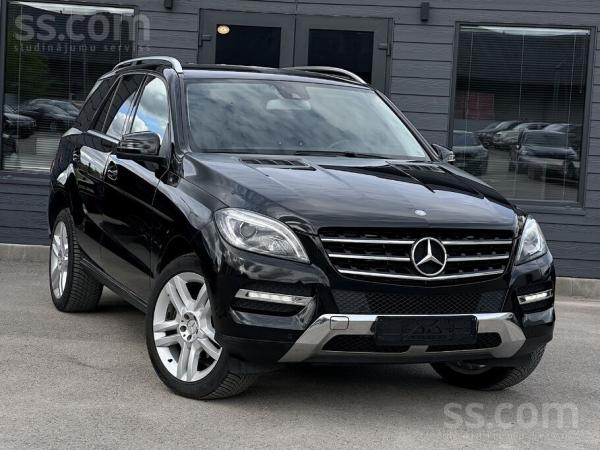 Black Mercedes-Benz ML 350 2012 in Jelgava, with an engine capacity of 3.00 L and mileage of 220 thousand km for 17450 €, photo 1 on AUTOMOTO.COM.LV
