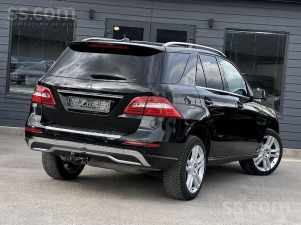 Black Mercedes-Benz ML 350 2012 in Jelgava, with an engine capacity of 3.00 L and mileage of 220 thousand km for 17450 €, photo 2 on AUTOMOTO.COM.LV
