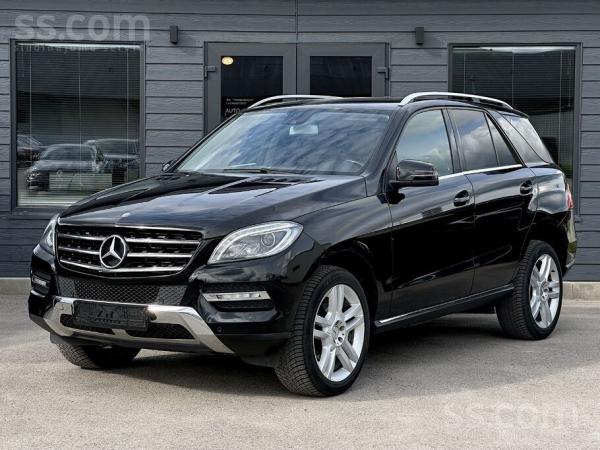 Black Mercedes-Benz ML 350 2012 in Jelgava, with an engine capacity of 3.00 L and mileage of 220 thousand km for 17450 €, photo 3 on AUTOMOTO.COM.LV