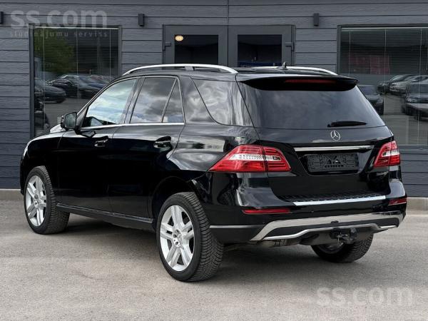 Black Mercedes-Benz ML 350 2012 in Jelgava, with an engine capacity of 3.00 L and mileage of 220 thousand km for 17450 €, photo 4 on AUTOMOTO.COM.LV