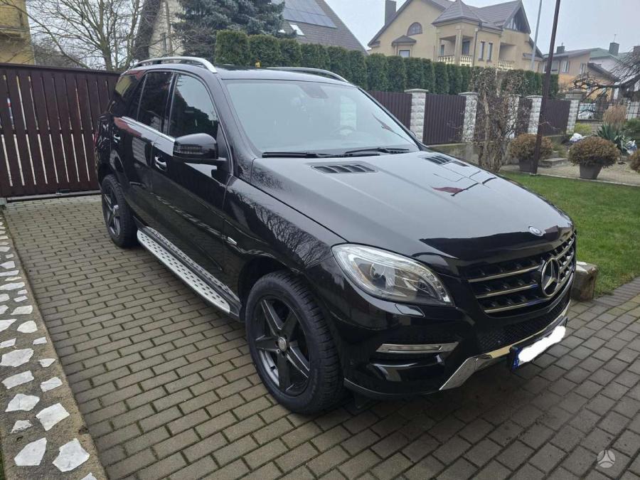 Black Mercedes-Benz ML 350 2012 in Klaipeda, with an engine capacity of 3.00 L and mileage of 284 thousand km for 10700 €, photo 1 on AUTOMOTO.COM.LV