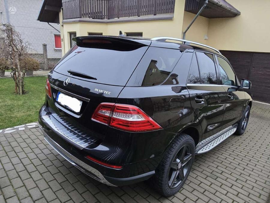 Black Mercedes-Benz ML 350 2012 in Klaipeda, with an engine capacity of 3.00 L and mileage of 284 thousand km for 10700 €, photo 4 on AUTOMOTO.COM.LV