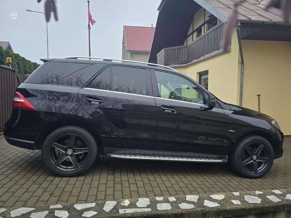 Black Mercedes-Benz ML 350 2012 in Klaipeda, with an engine capacity of 3.00 L and mileage of 284 thousand km for 10700 €, photo 6 on AUTOMOTO.COM.LV