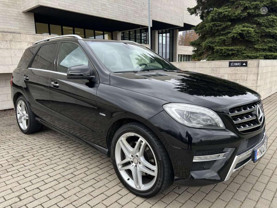 Black Mercedes-Benz ML 350 2012 in Vilnius, with an engine capacity of 3.00 L and mileage of 240 thousand km for 15500 €, photo 5 on AUTOMOTO.COM.LV
