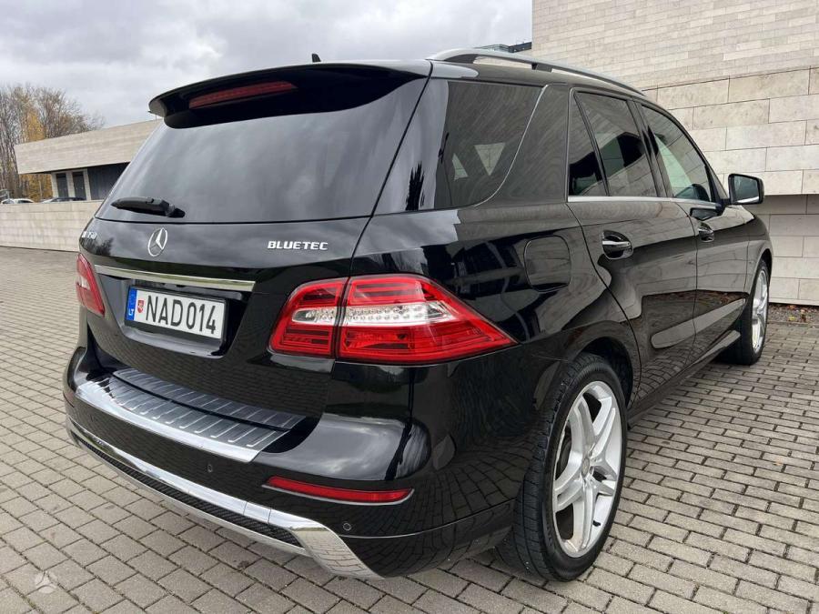 Black Mercedes-Benz ML 350 2012 in Vilnius, with an engine capacity of 3.00 L and mileage of 240 thousand km for 15500 €, photo 6 on AUTOMOTO.COM.LV