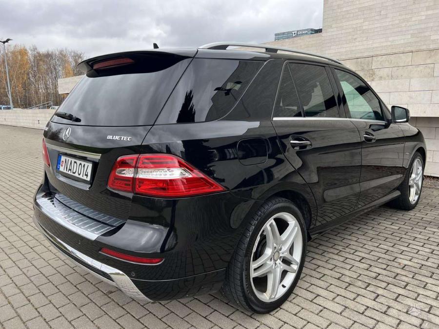 Black Mercedes-Benz ML 350 2012 in Vilnius, with an engine capacity of 3.00 L and mileage of 240 thousand km for 15500 €, photo 7 on AUTOMOTO.COM.LV