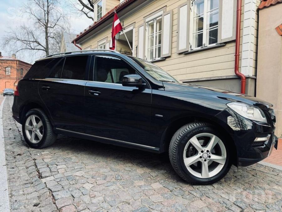 Black Mercedes-Benz ML 350 2012 in Cesis, with an engine capacity of 3.00 L and mileage of 0 thousand km for 14990 €, photo 2 on AUTOMOTO.COM.LV