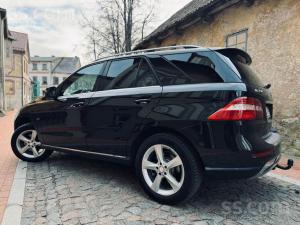 Black Mercedes-Benz ML 350 2012 in Cesis, with an engine capacity of 3.00 L and mileage of 0 thousand km for 14990 €, photo 8 on AUTOMOTO.COM.LV