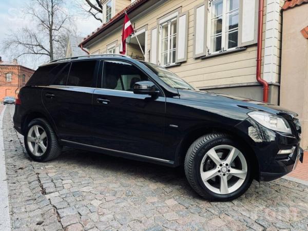 Black Mercedes-Benz ML 350 2012 in Cesis, with an engine capacity of 3.00 L and mileage of 0 thousand km for 14990 €, photo 2 on AUTOMOTO.COM.LV