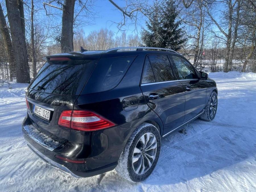 Black Mercedes-Benz ML 350 2012 in Kaisiadorys, with an engine capacity of 0.00 L and mileage of 277 thousand km for 13400 €, photo 4 on AUTOMOTO.COM.LV