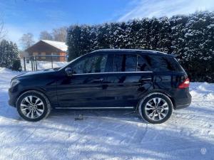Black Mercedes-Benz ML 350 2012 in Kaisiadorys, with an engine capacity of 0.00 L and mileage of 277 thousand km for 13400 €, photo 7 on AUTOMOTO.COM.LV