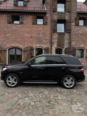 Melns Mercedes-Benz ML 350 2012 Klaipėda, ar dzinēja tilpumu 3.00 L un nobraukumu 260 tūkst. km par 12800 €, foto 3 vietnē AUTOMOTO.COM.LV